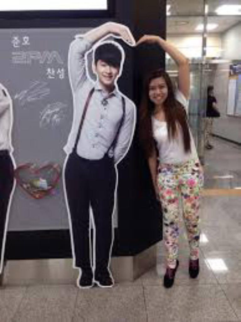 Standee Hình Người Là Gì? In Standee Giá Rẻ Tại TPHCM